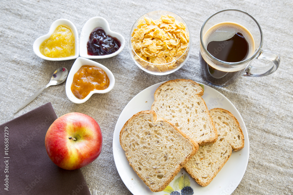 Colazione con caffè, cereali, marmellate, pane, toast su tovaglia di ...