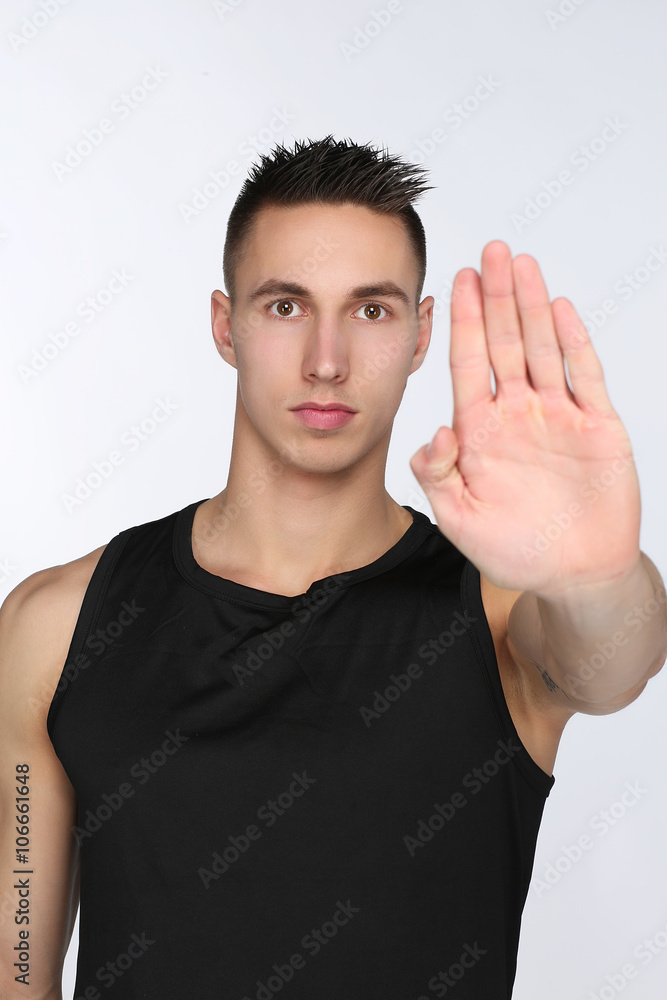 Portrait d'un jeune homme qui fait stop de la main sur fond blanc Stock ...