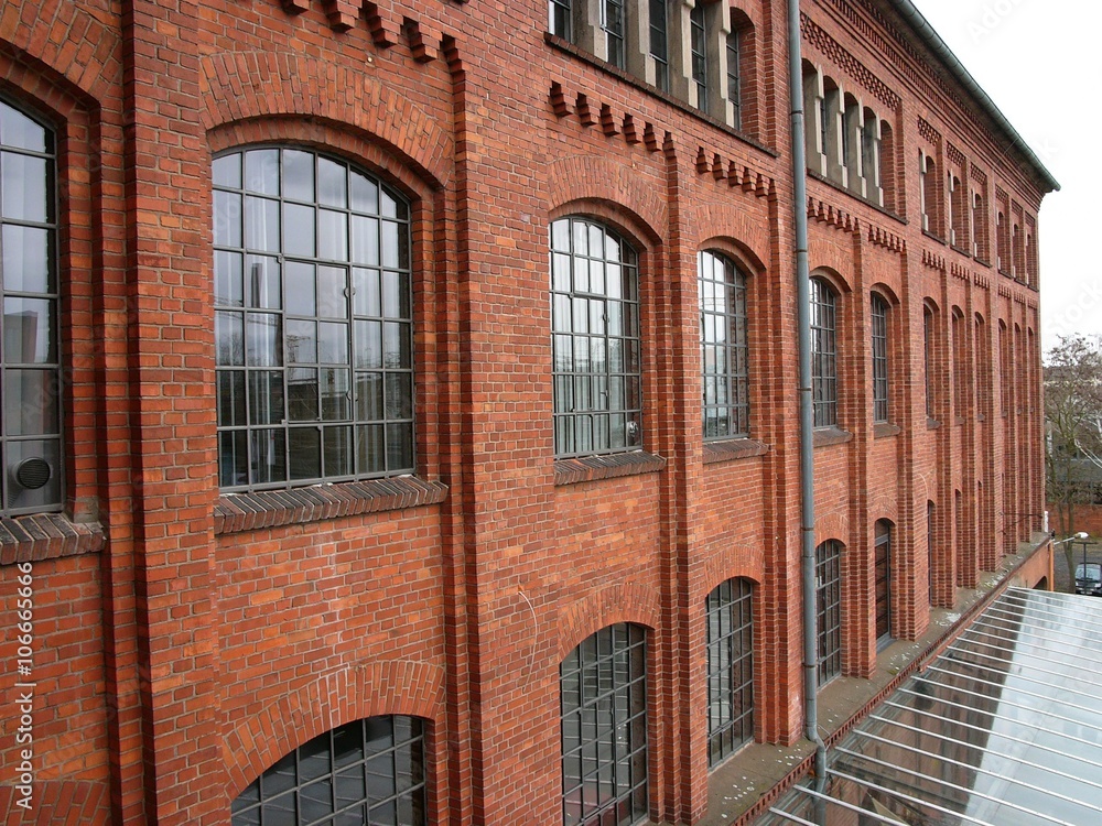 Die Fassade aus altem roten Backstein des alten Fabrikgebäude in der ...