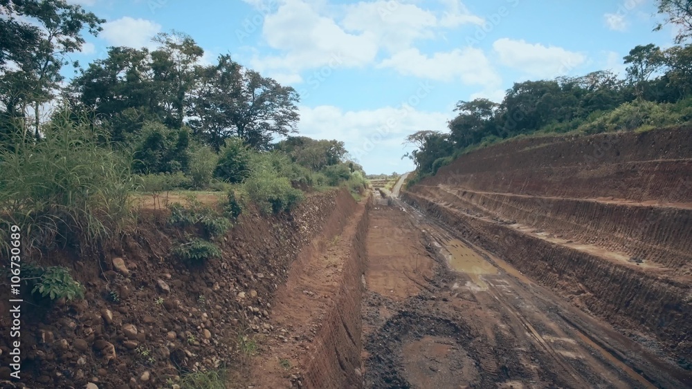 Vidéo Stock Huge excavation for pipes that transport water from a river ...