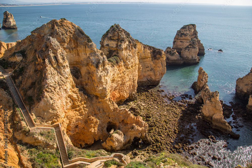 Traumhafte leuchtende Felsen an der Algarve Küste mit menschenleeren ...