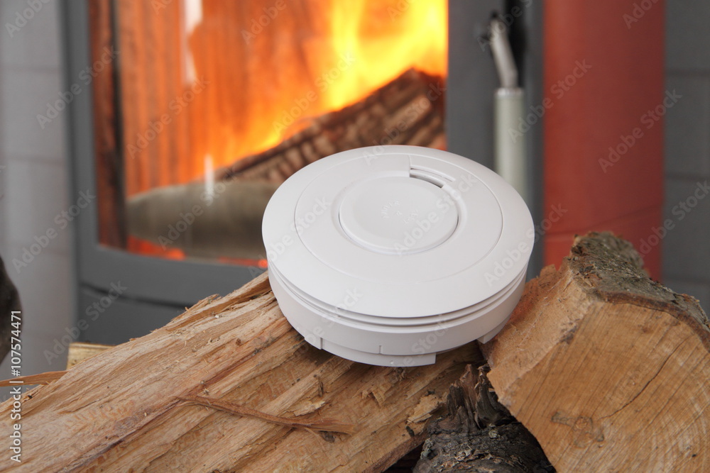 Feuermelder vor einem Kamin Stock Photo | Adobe Stock