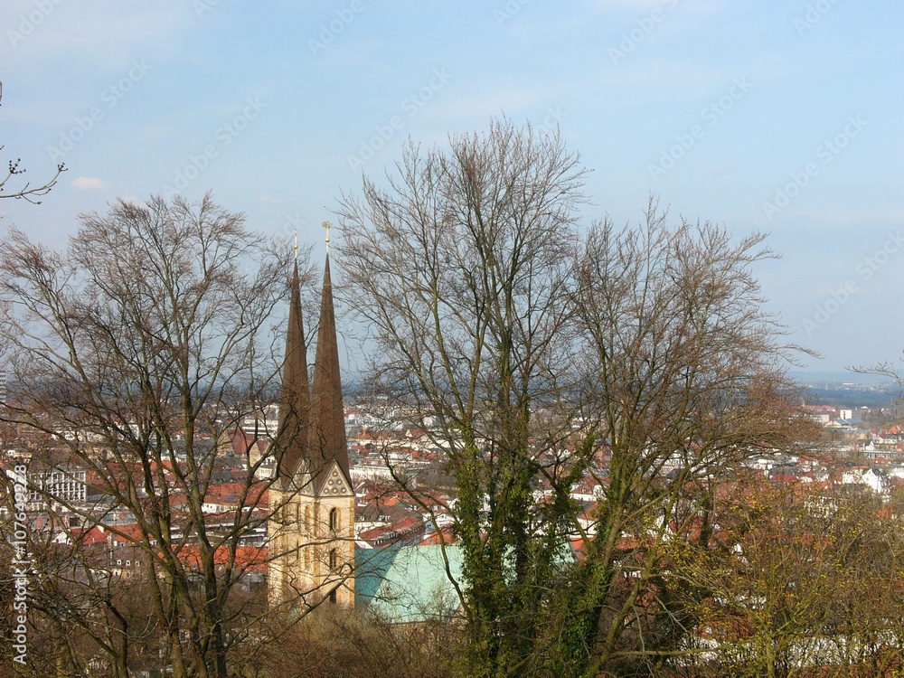 Blick durch die Bäume auf die City von Bielefeld mit der Neustädter ... Blick durch die Bäume auf die City von Bielefeld mit der Neustädter ...