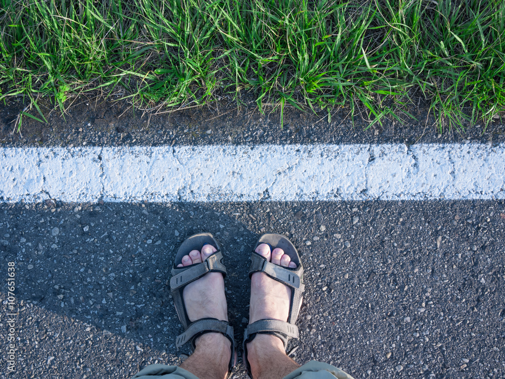 Zdjęcie Stock: feet at road | Adobe Stock