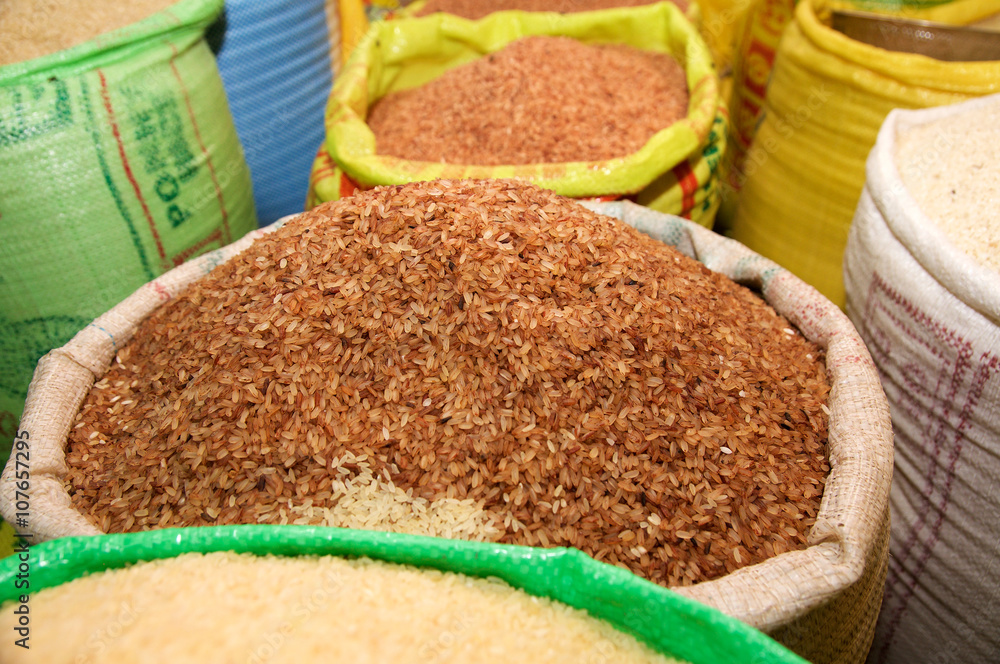 Säcke mit verschiedenen Reissorten Stock-Foto | Adobe Stock