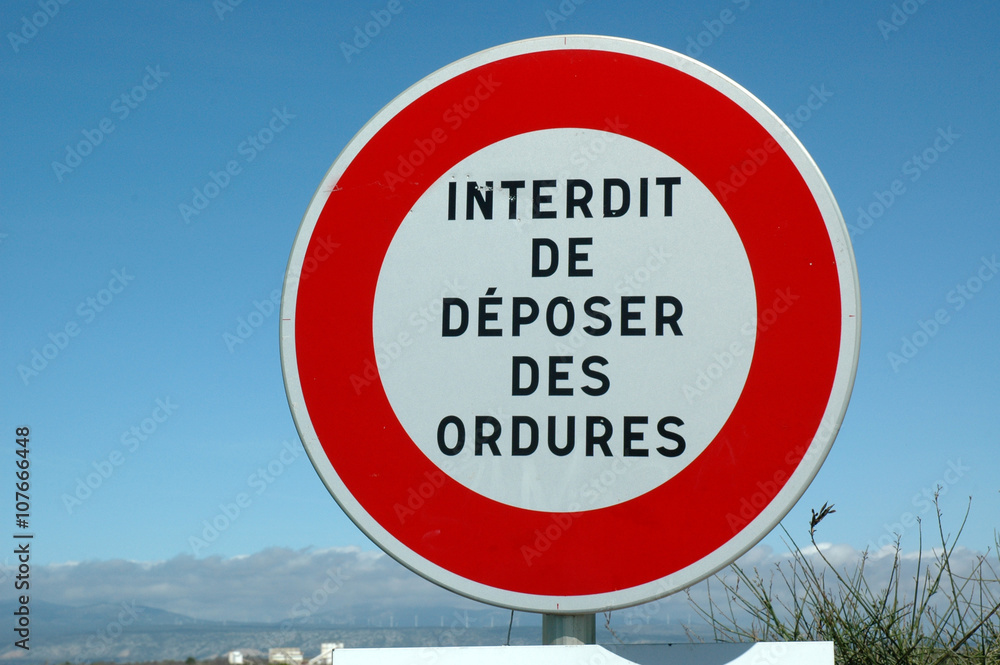 Panneau interdit de déposer des ordures foto de Stock | Adobe Stock