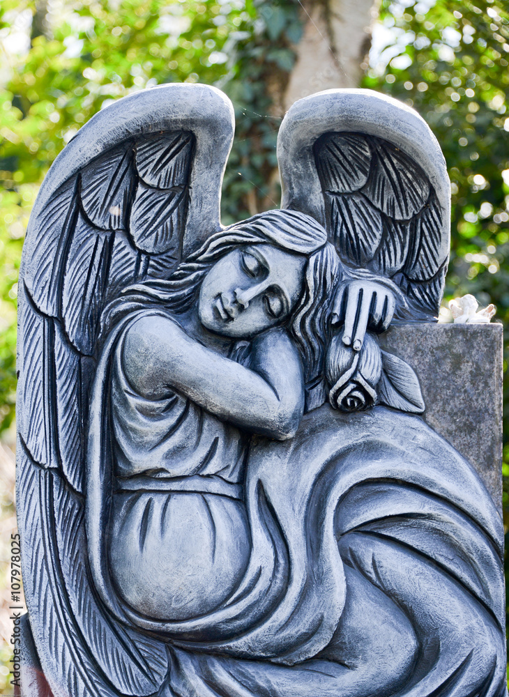 Engel am Grabstein Stock-Foto | Adobe Stock