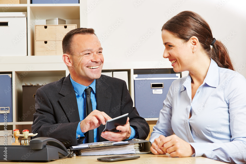 Berater kalkuliert Finanzierung im Büro Stock Photo | Adobe Stock