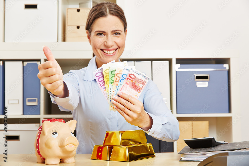 Frau mit Geld und Gold hält Daumen hoch Stock Photo | Adobe Stock