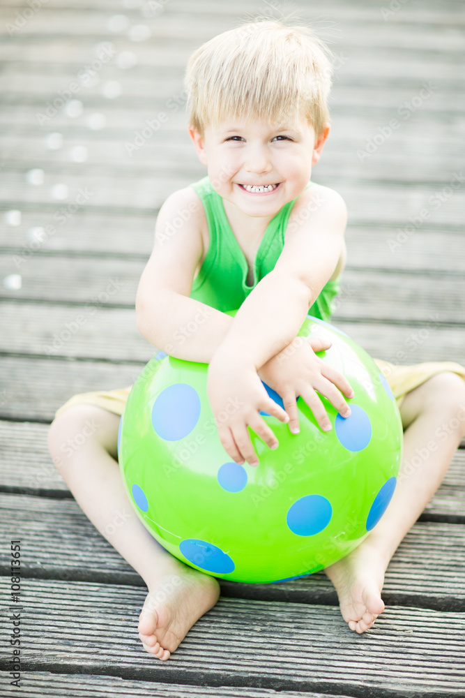 junge mit ball Stock-Foto | Adobe Stock