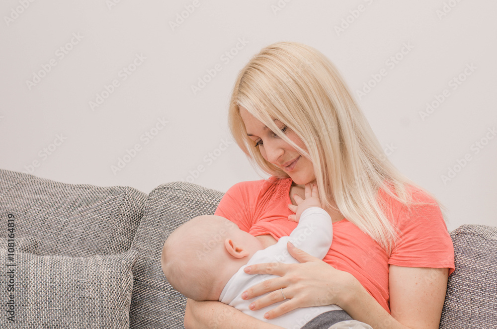 Frau beim Stillen Stock Photo | Adobe Stock