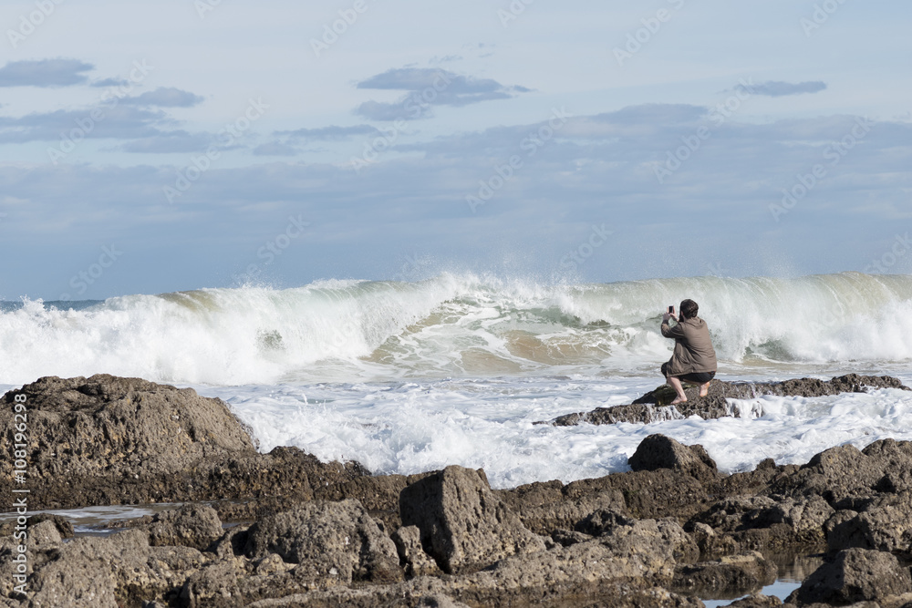 Foto de PERSONA ATREVIDA HACIENDO UNA FOTO Y NO VIENDO EL PELIGRO DE LA ...