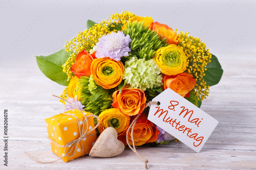 Muttertag - Blumenstrauß, Herz, Geschenk und Karte mit Datum auf Holz ...