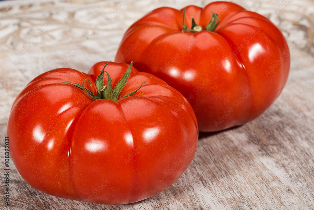 Fresh, juicy, organic red tomatoes foto de Stock | Adobe Stock