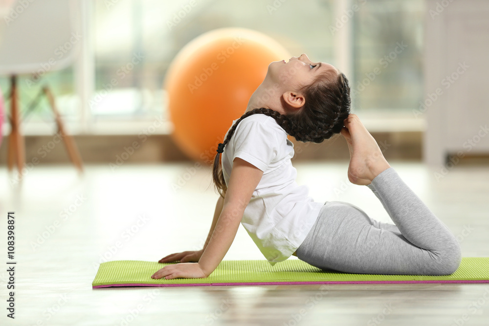 Little cute girl practicing yoga pose on a mat indoor foto de Stock ...