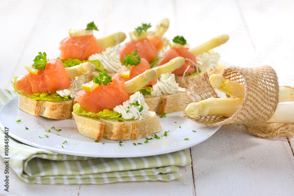 Canapes mit Lachs, weißem Spargel und Basilikum-Dill-Frischkäse ...