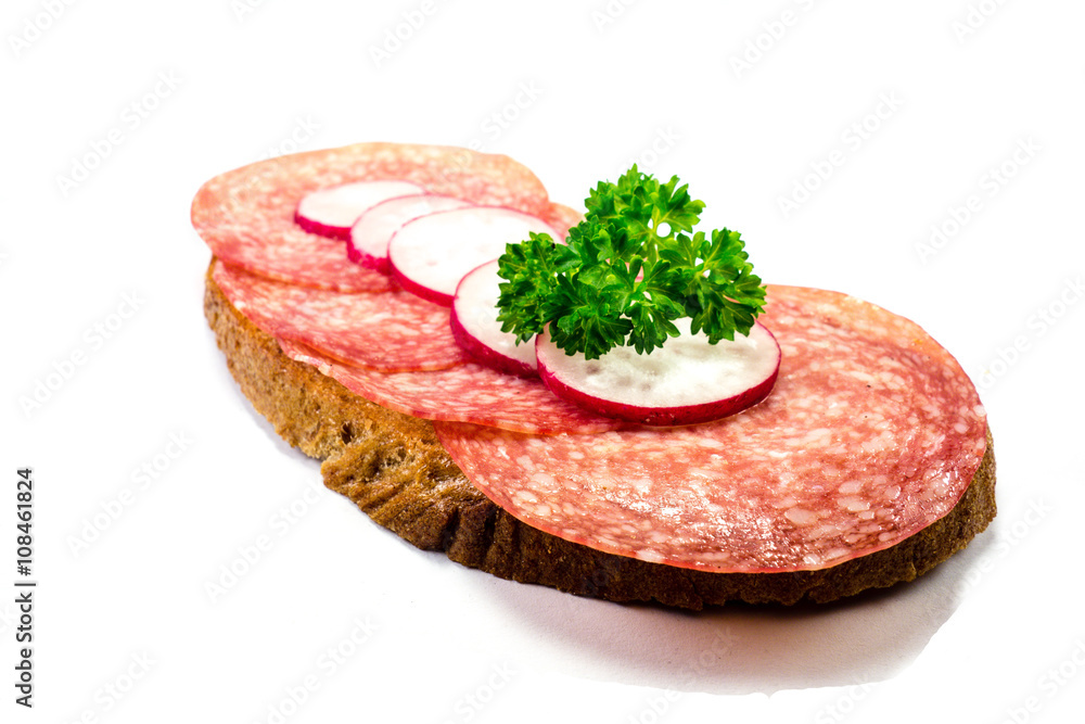 Salamibrot mit Radieschen und Petersilie auf weißen Hintergrund Stock ...