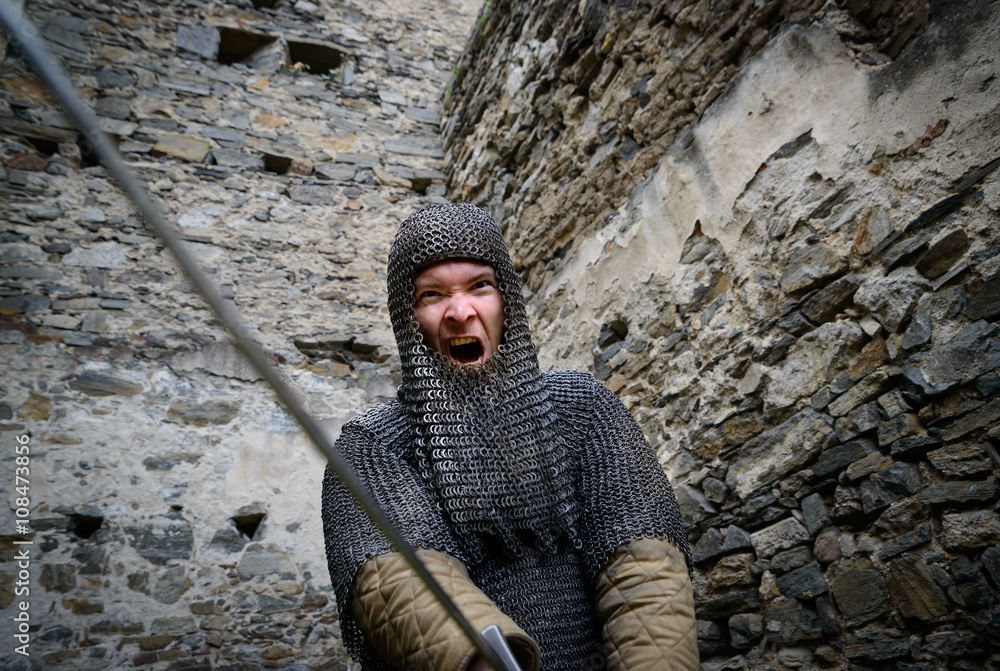 zuschlagender Ritter beim Schwertkampf Stock-Foto | Adobe Stock