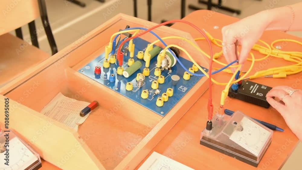 Electric circuit on school physics equipment vídeo do Stock | Adobe Stock
