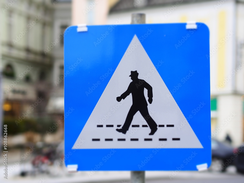 Verkehrszeichen - Fußgänger queren die Straße! Stock Photo | Adobe Stock