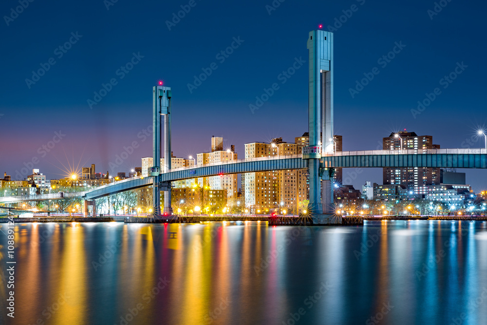 Foto de Wards Island pedestrian bridge crosses the Harlem River between ...