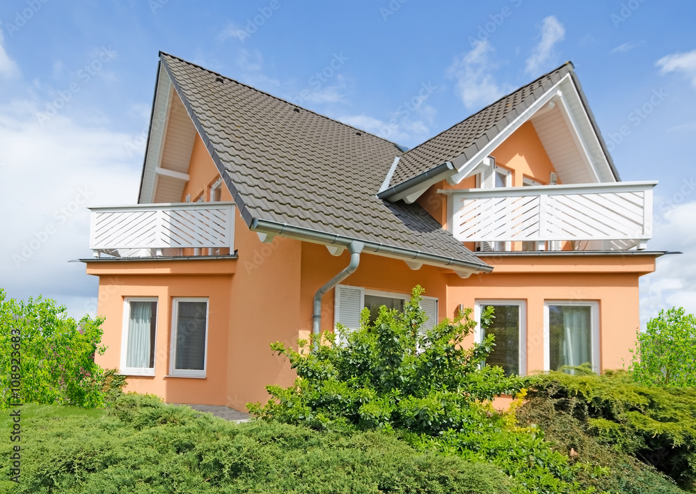 Einfamilienhaus, Fertigteilhaus, Haus Stock Photo | Adobe Stock