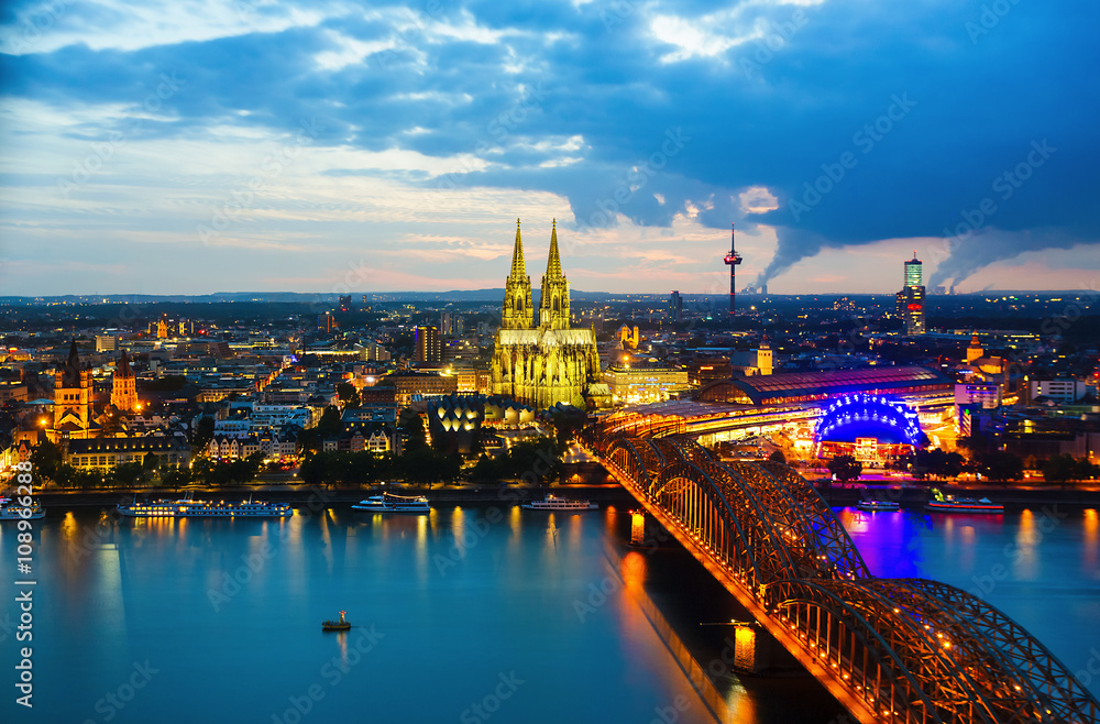 Foto Stock Germany, Cologne, view to lighted cityscape with Cologne ...