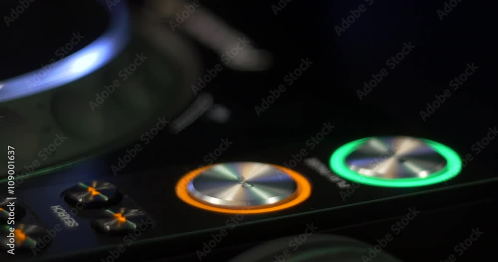 DJ Pushing The Play Button On A CD Player Stock ビデオ | Adobe Stock