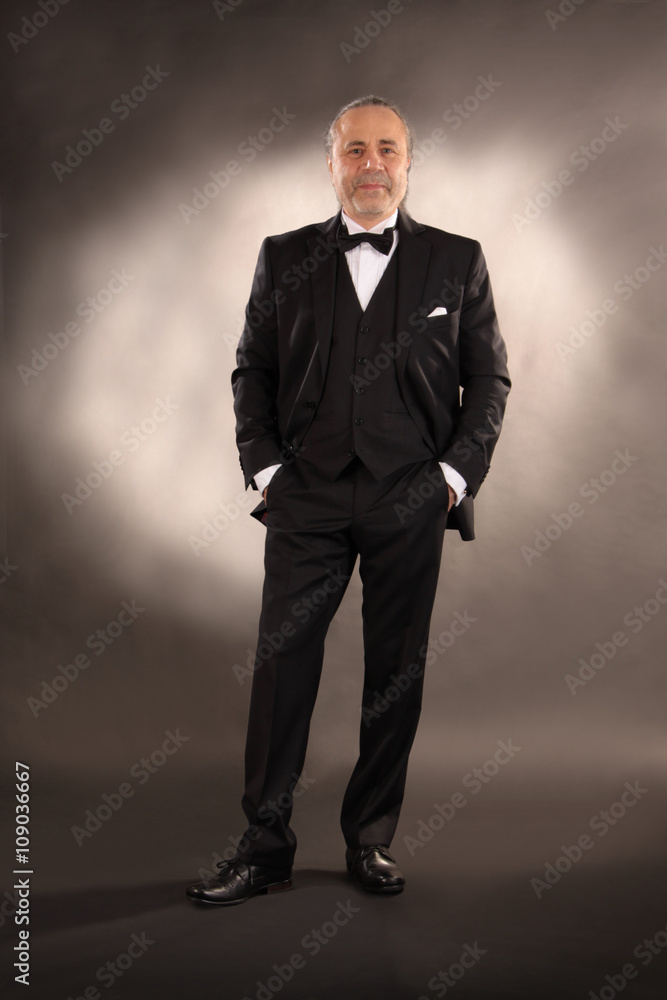 Mann in Anzug mit Fliege Stock Photo | Adobe Stock