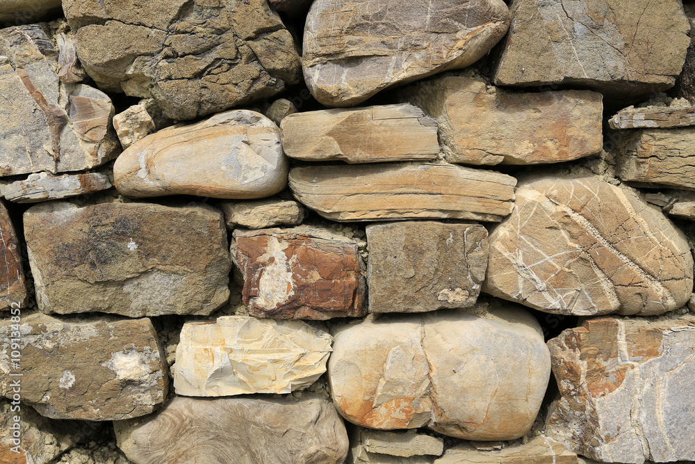 Gartengestaltung: Gartenmauer aus alten Bruchsteinen Stock-Foto | Adobe ...