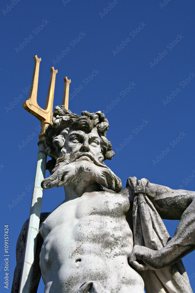 Poseidon / Neptun Statue, Gott des Meeres mit goldenem Dreizack Stock ...
