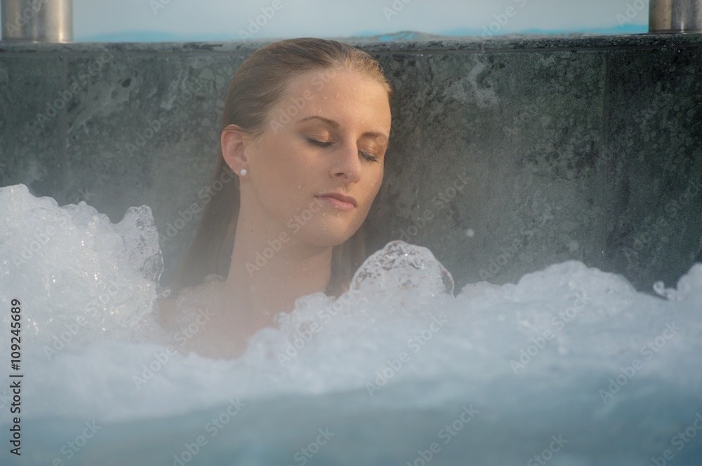 Junge Blonde Frau Bei Einem Aufenthalt Im Whirlpool In Der 7684