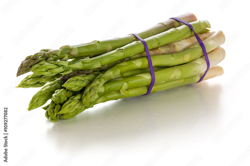 Grüner Spargel auf weißem Hintergrund Stock Photo | Adobe Stock