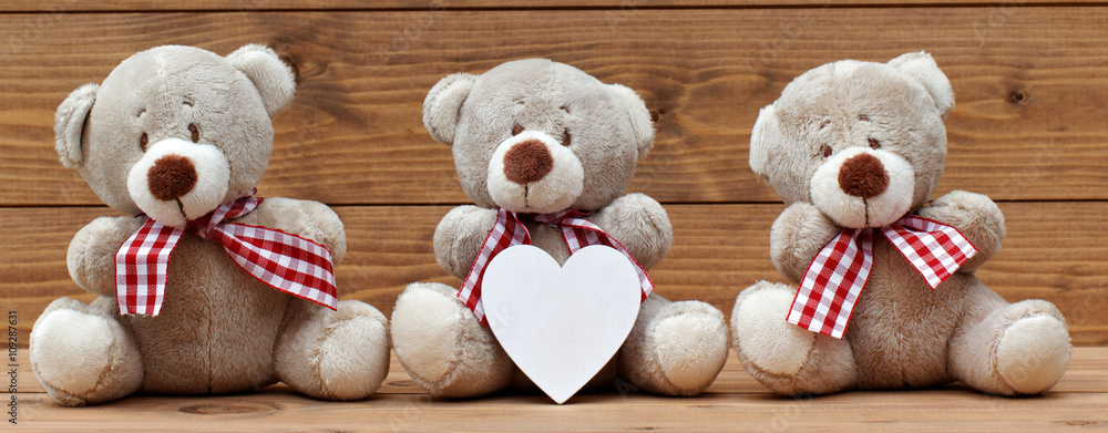 Teddybären mit Herz Stock-Foto | Adobe Stock