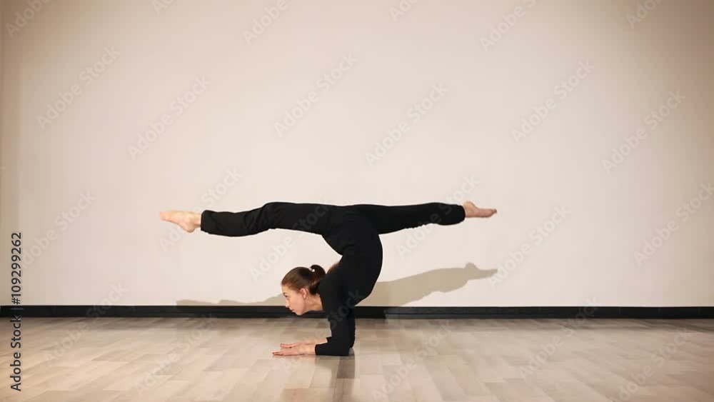 Vidéo Stock Flexible girl doing forearm stand split and scorpion pose ...