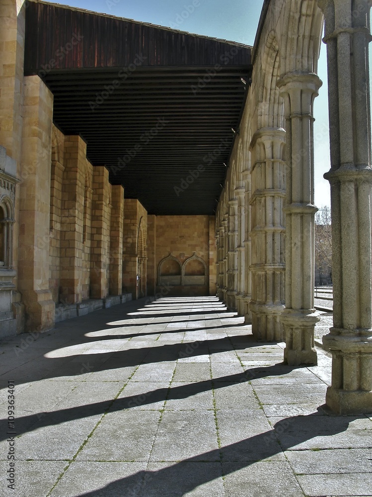 Foto de Basílica de los Santos Hermanos Mártires, Vicente, Sabina y ...