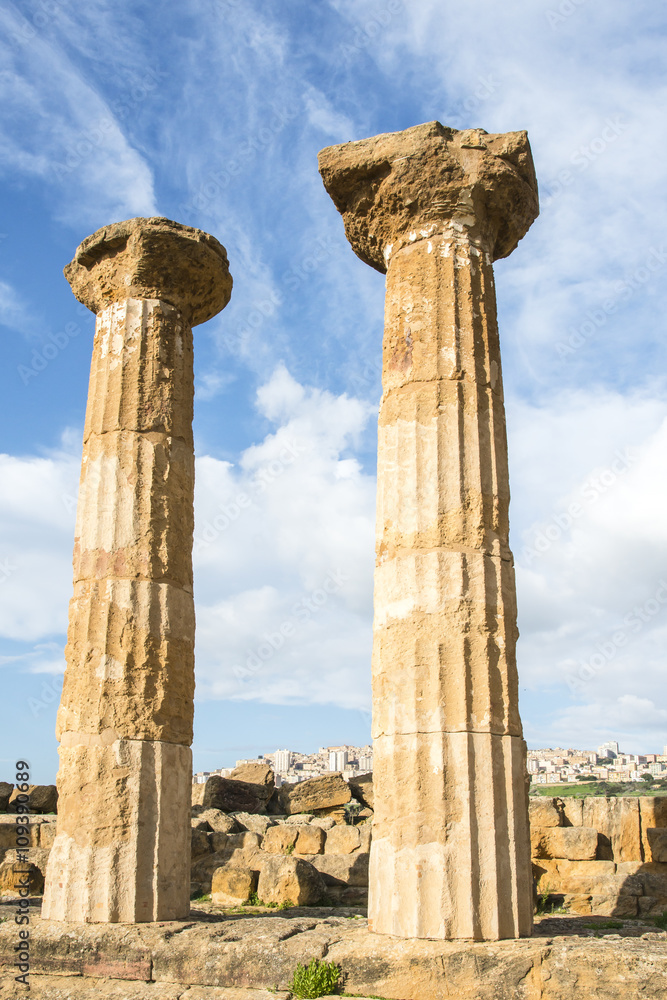 Foto de Ancient columns of Hercules Temple. Valley of the Temples ...