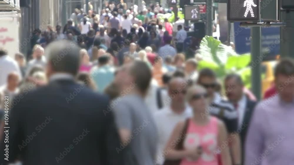 Vidéo Stock Pedestrian crowd walking the sidewalk along Manhattan's 5th ...