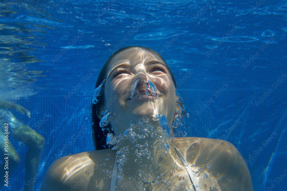 Underwater head and shoulder view of girl underwater swimming in ...