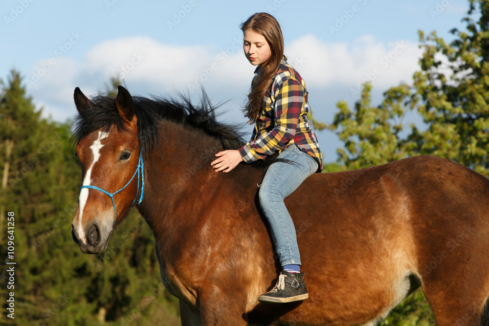 Mädchen auf ihrem Pferd Stock Photo | Adobe Stock