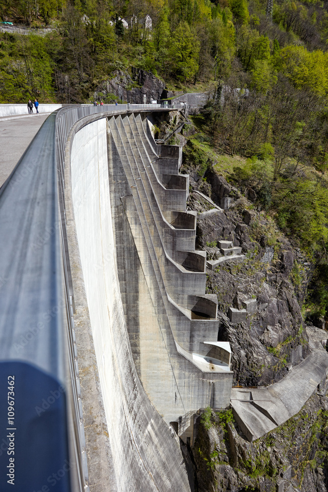 Verzasca Staumauer bei Gordola am Stausee Lago di Vogorno Stock Photo ...