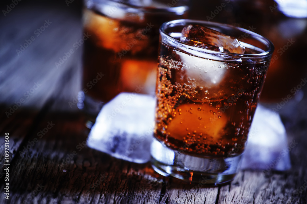 Alcoholic cocktail bourbon cola with whiskey and ice cubes, vint Stock ...