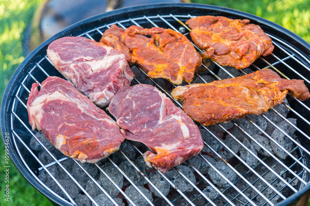 Fleisch auf dem Grill Stock-Foto | Adobe Stock