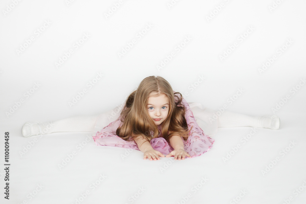 Little girl sitting on the splits Stock-Foto | Adobe Stock