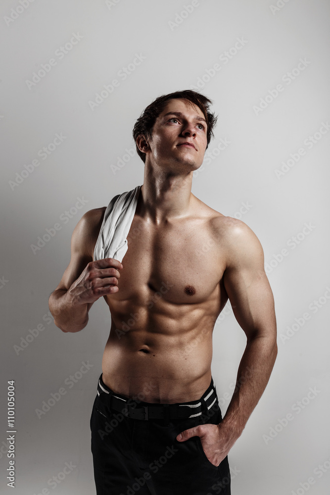 Foto Stock Muscular male model bodybuilder before training. Studio shot ...