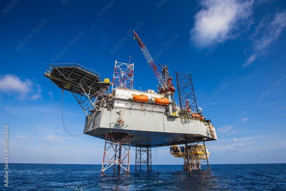 Off shore oil and gas drilling rig working on wellhead remote platform ...