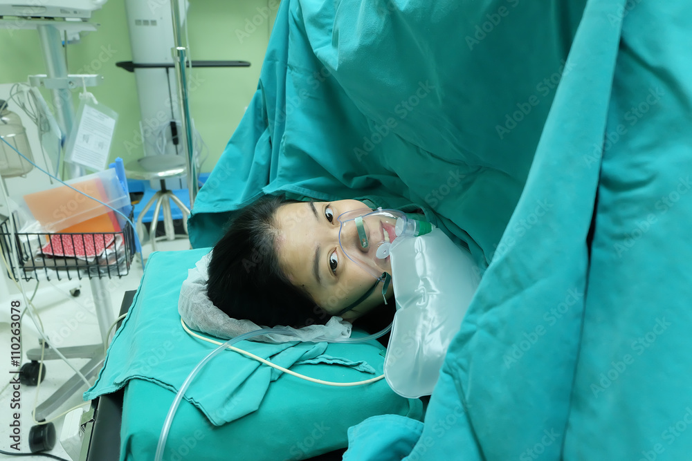 Fotografia do Stock: cesarean pregnancy mother in operation room giving ...