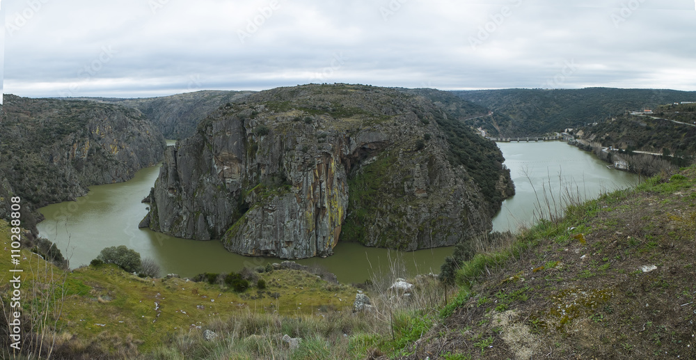 Panorámica de un meandro del río Duero a su paso por Miranda do Douro ...