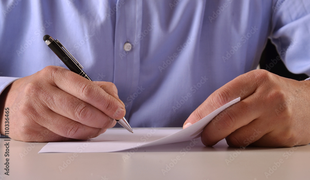 Mano de una persona firmando un documento. Stock Photo | Adobe Stock