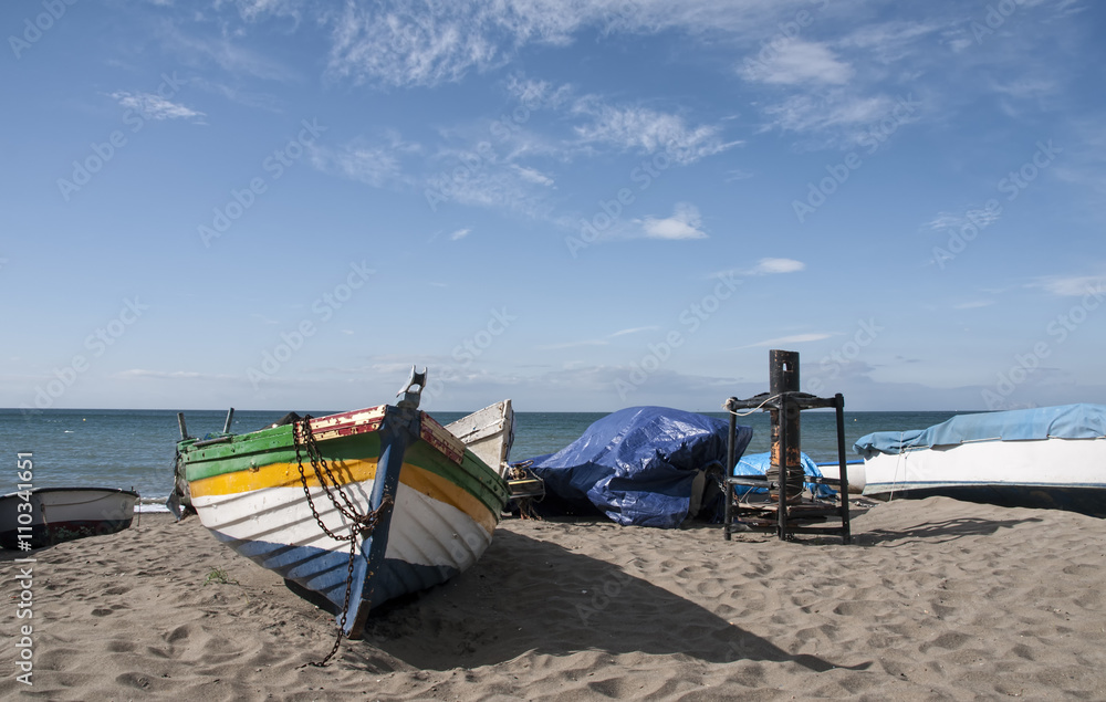 Barcas de pesca a la orilla de una playa del mar mediterráneo Stock ...